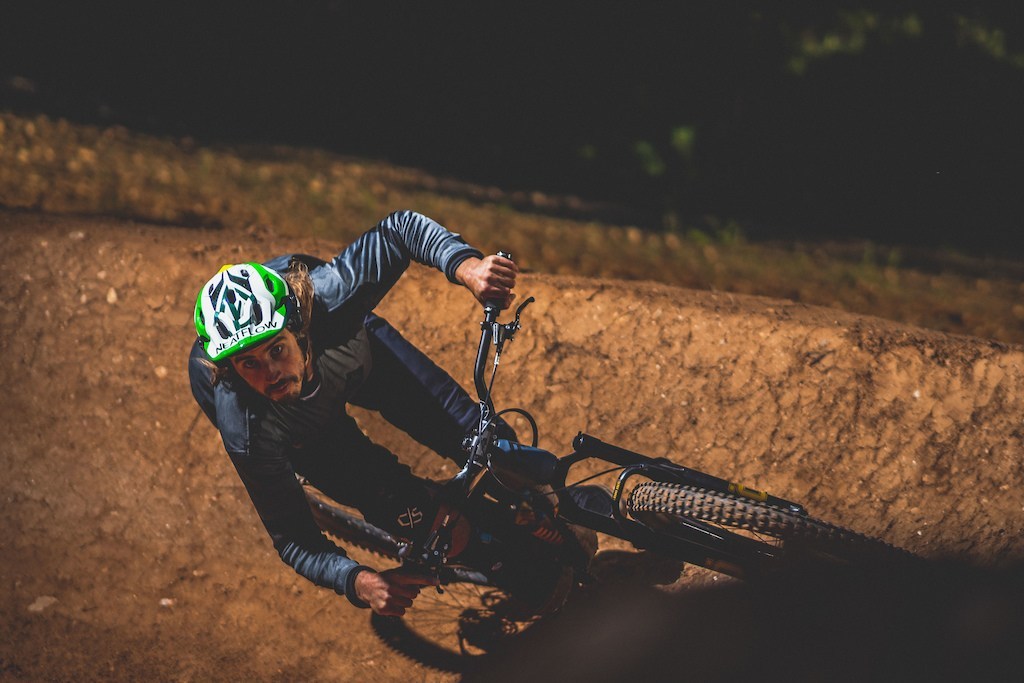 Nico Vink shreds a dream trail! - [R]evolution MTB