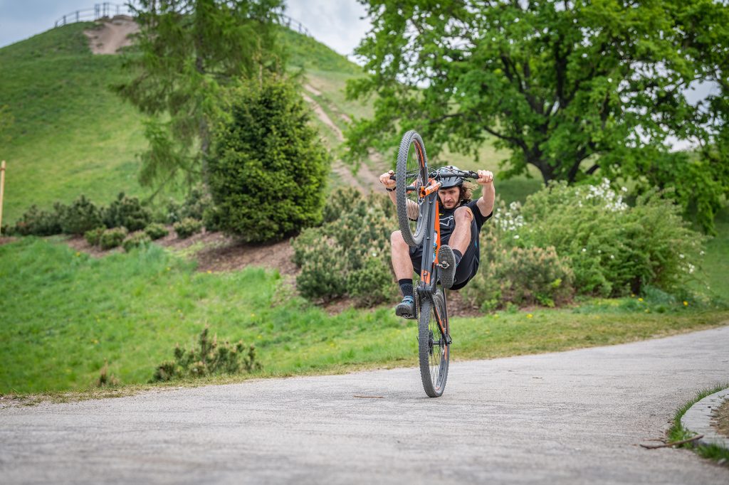 How To // Learn to wheelie with the wheelie god Wyn Masters - [R ...