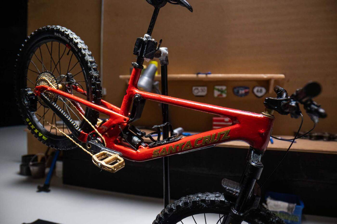 Handy MacAskill’s Santa Cruz 5010 DREAM BUILD in miniature… – [R ...